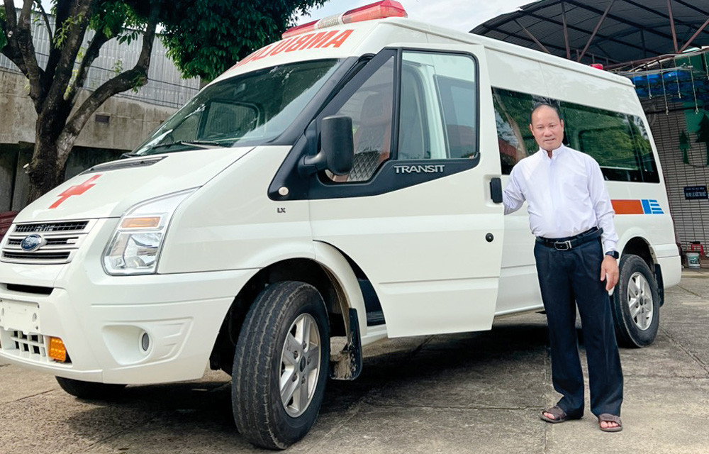 Mua xe cứu thương phục vụ miễn phí bệnh nhân nghèo