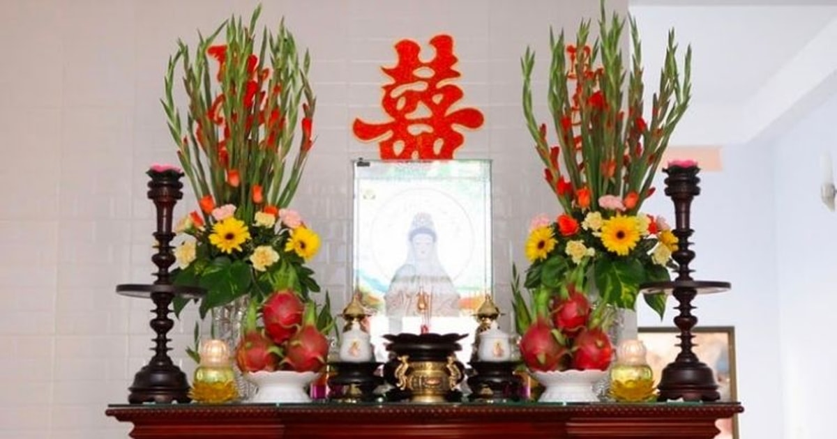 Cách cắm hoa huệ đỏ để bàn thờ đơn giản nhưng vẫn đẹp mắt