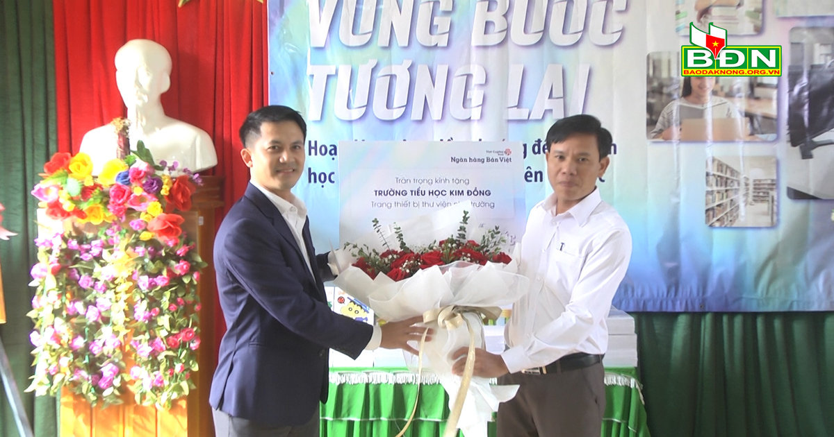 Ngân hàng Bản Việt tặng thiết bị học tập cho Trường tiểu học Kim Đồng