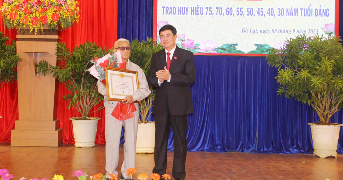 Đà Lạt: Trao tặng Huy hiệu Đảng cho 137 đảng viên