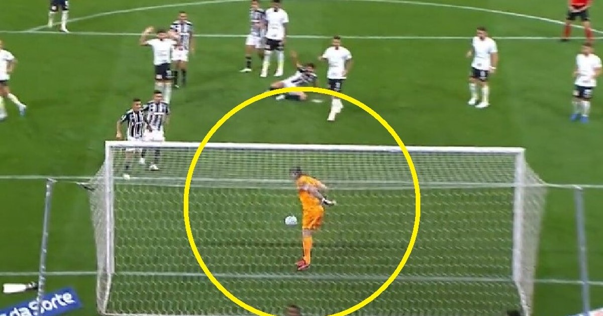 Thủ môn Brazil thả bóng vào lưới: Không phải bán độ, dân mạng khen 'IQ...