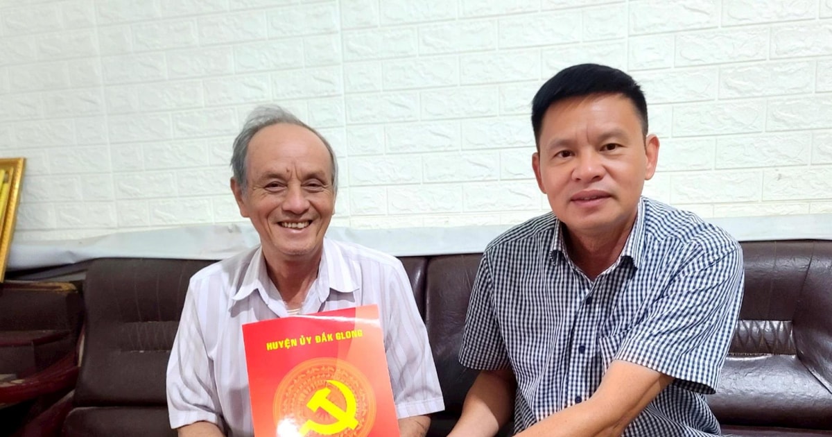 Bí thư Huyện ủy Đắk Glong thăm, tặng quà các gia đình thương binh