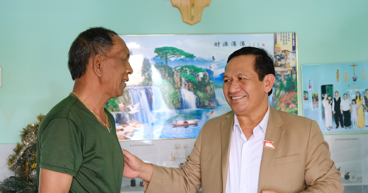 Đồng chí K’ Mák thăm, tặng quà thương binh K’Rưng tại xã Đinh Trang Thượng