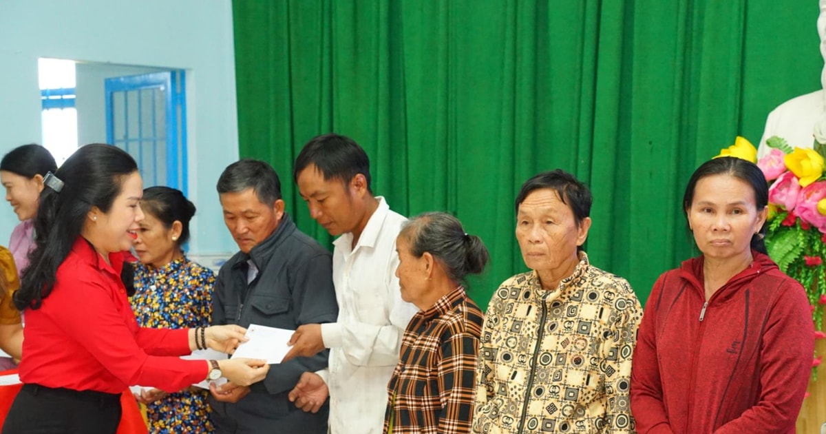 Trao 100 suất quà cho người dân xã Hồng Sơn bị thiệt hại do mưa lũ